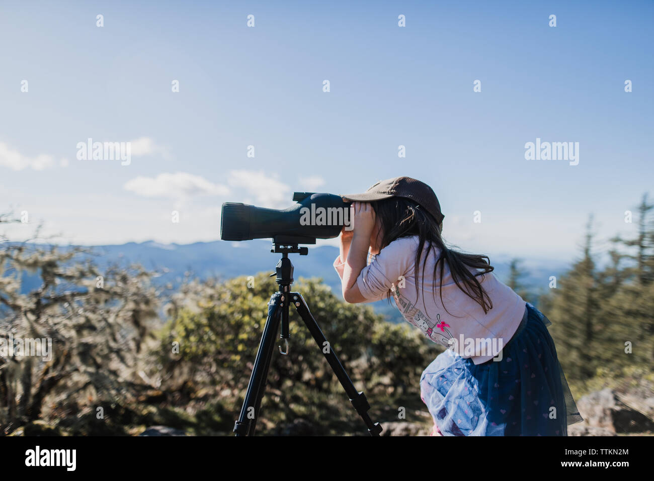 Girl looking through telescope hi-res stock photography and images - Alamy
