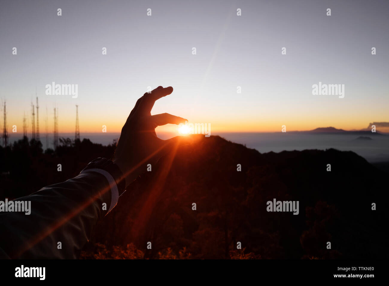 Optical illusion hand hi-res stock photography and images - Alamy