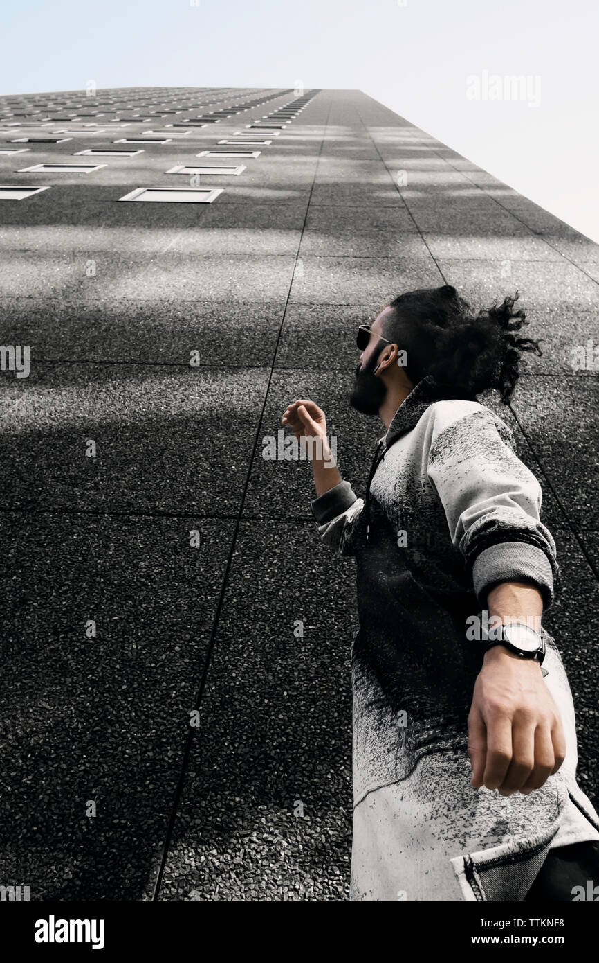 Man looking at building hi-res stock photography and images - Alamy