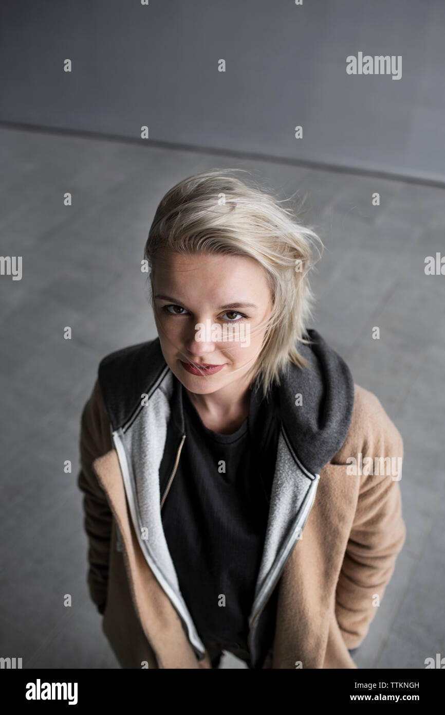 Woman portrait looking at camera hi-res stock photography and images ...