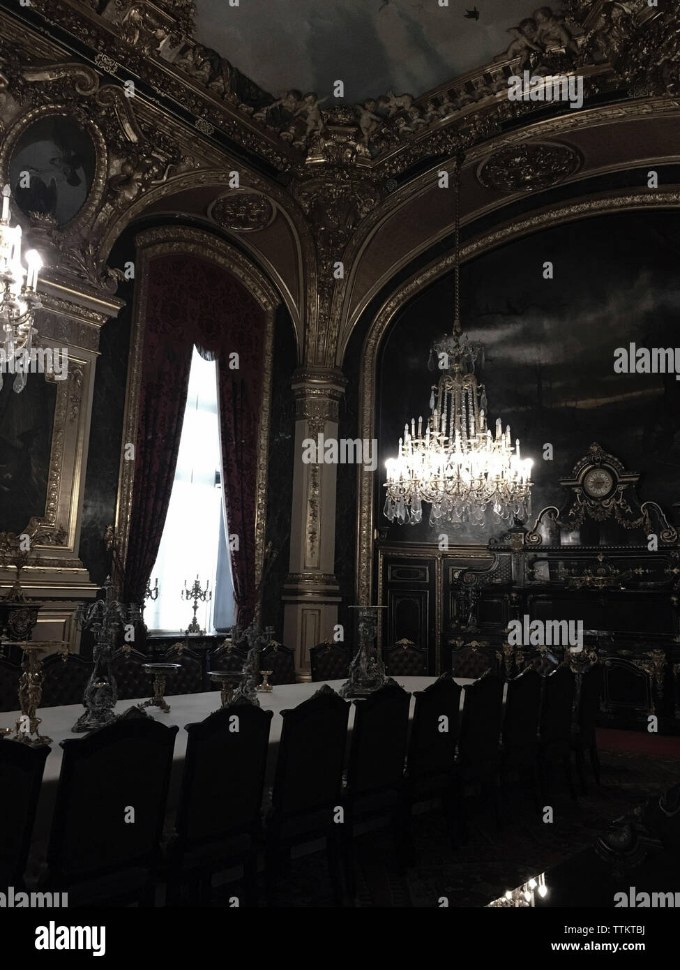 Large dining table at Louvre Museum Stock Photo - Alamy