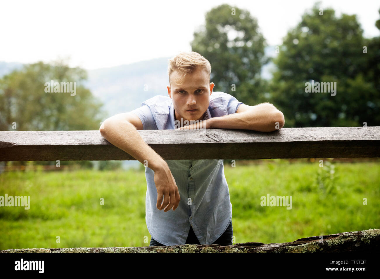 Old man leaning fence hi-res stock photography and images - Alamy
