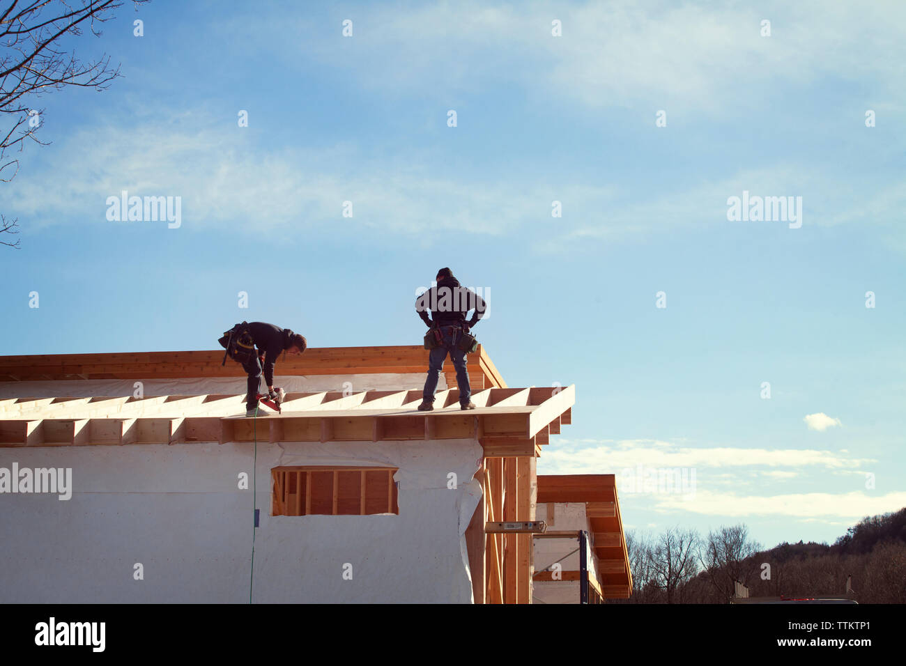 People construction house roof hi-res stock photography and images - Alamy