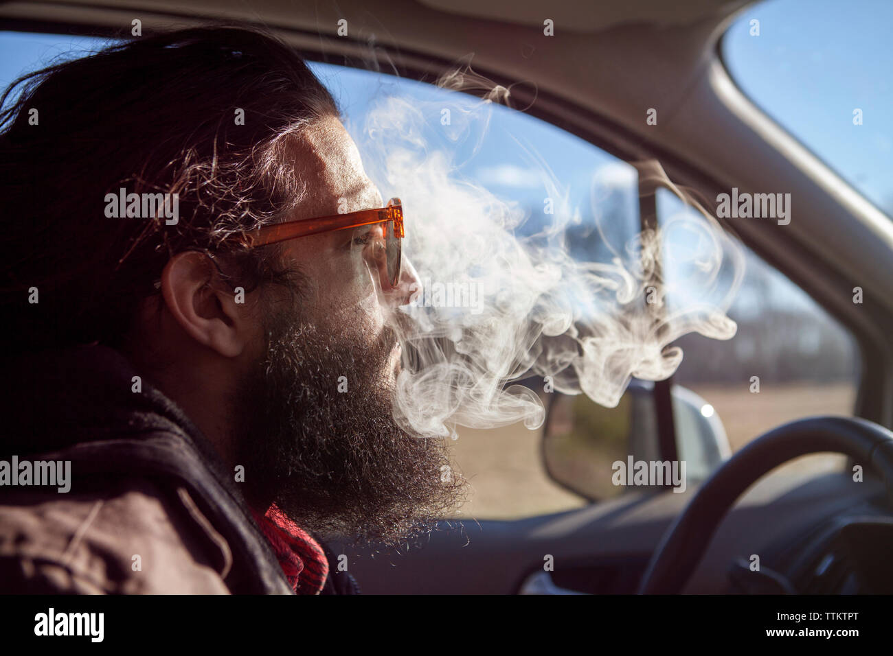 Smoking side view hi-res stock photography and images - Alamy