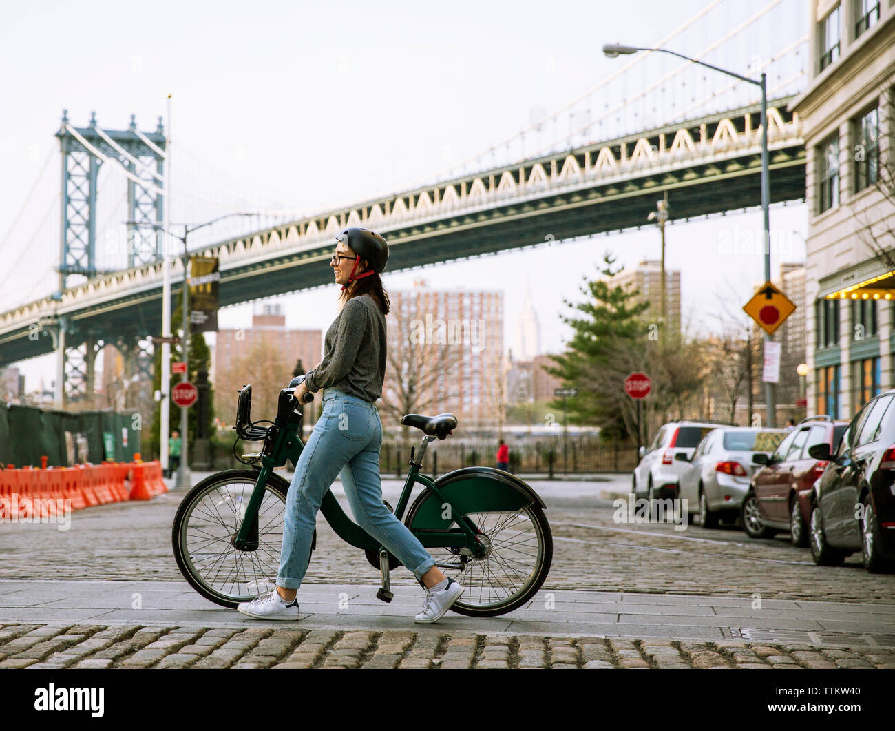 Bike side view new york city hi-res stock photography and images - Alamy