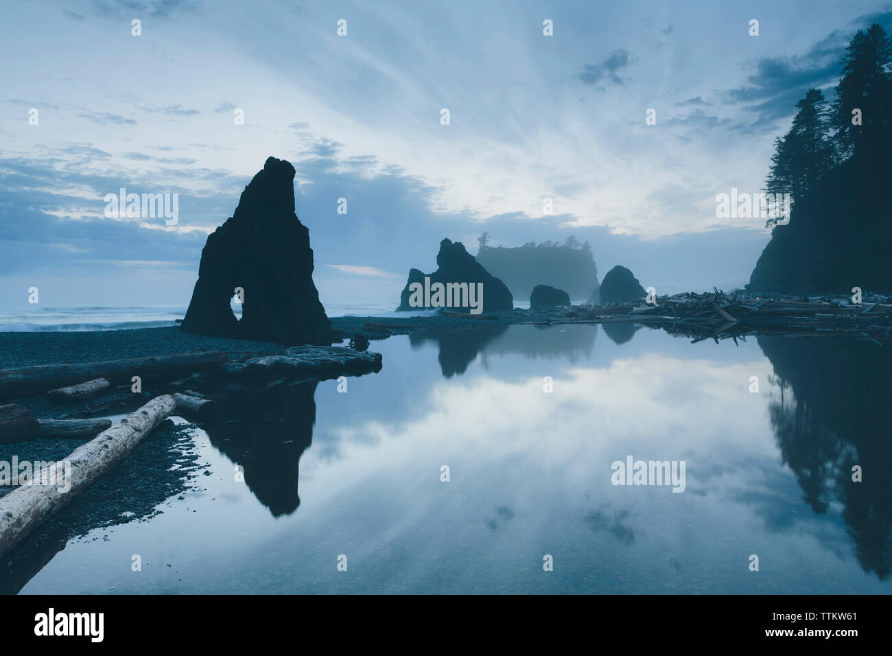 Rock formations by the sea hi-res stock photography and images - Alamy