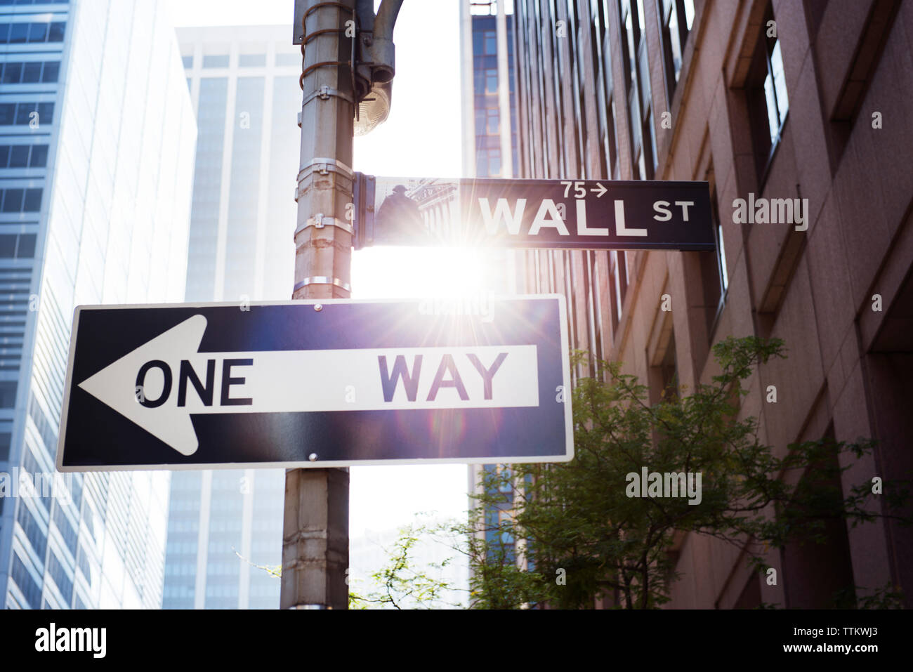 Direction arrow building hi-res stock photography and images - Alamy