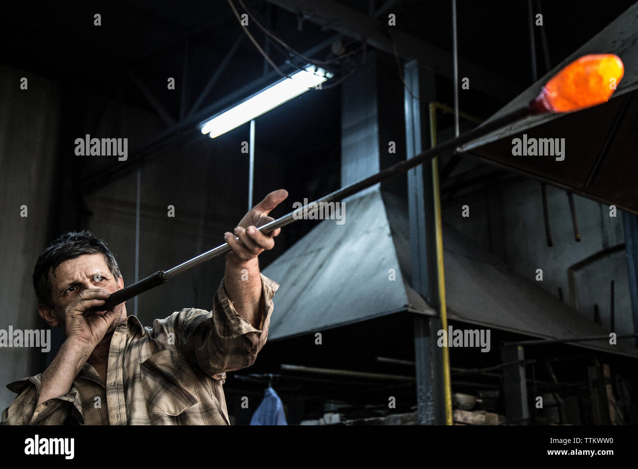 Glass blowing skill hi-res stock photography and images - Alamy
