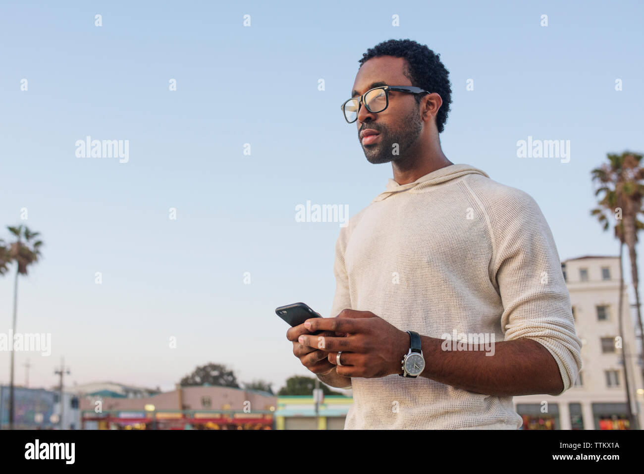 Man holding phone looking up hi-res stock photography and images - Alamy