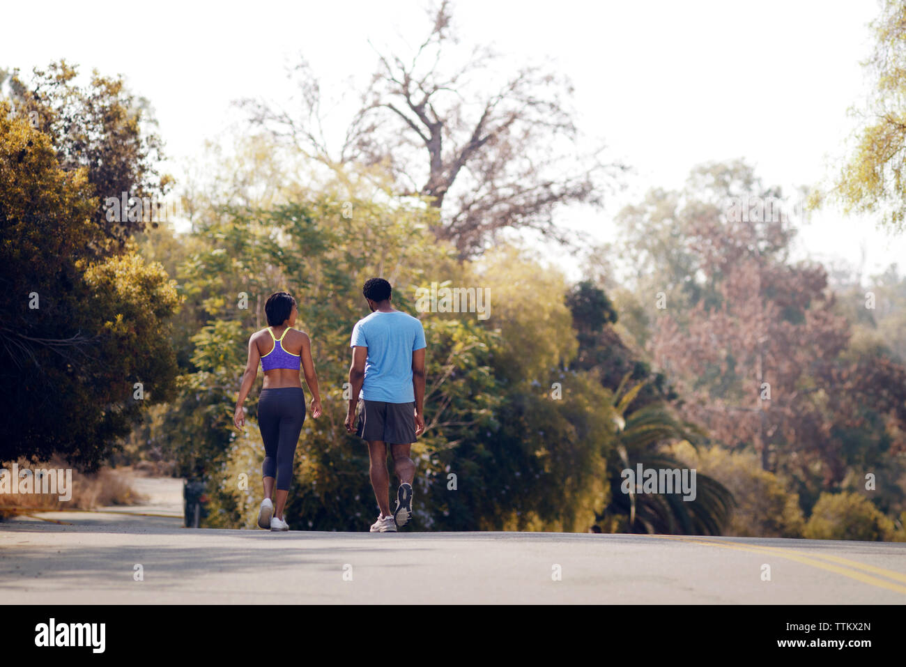 Couple walking street hi-res stock photography and images - Alamy
