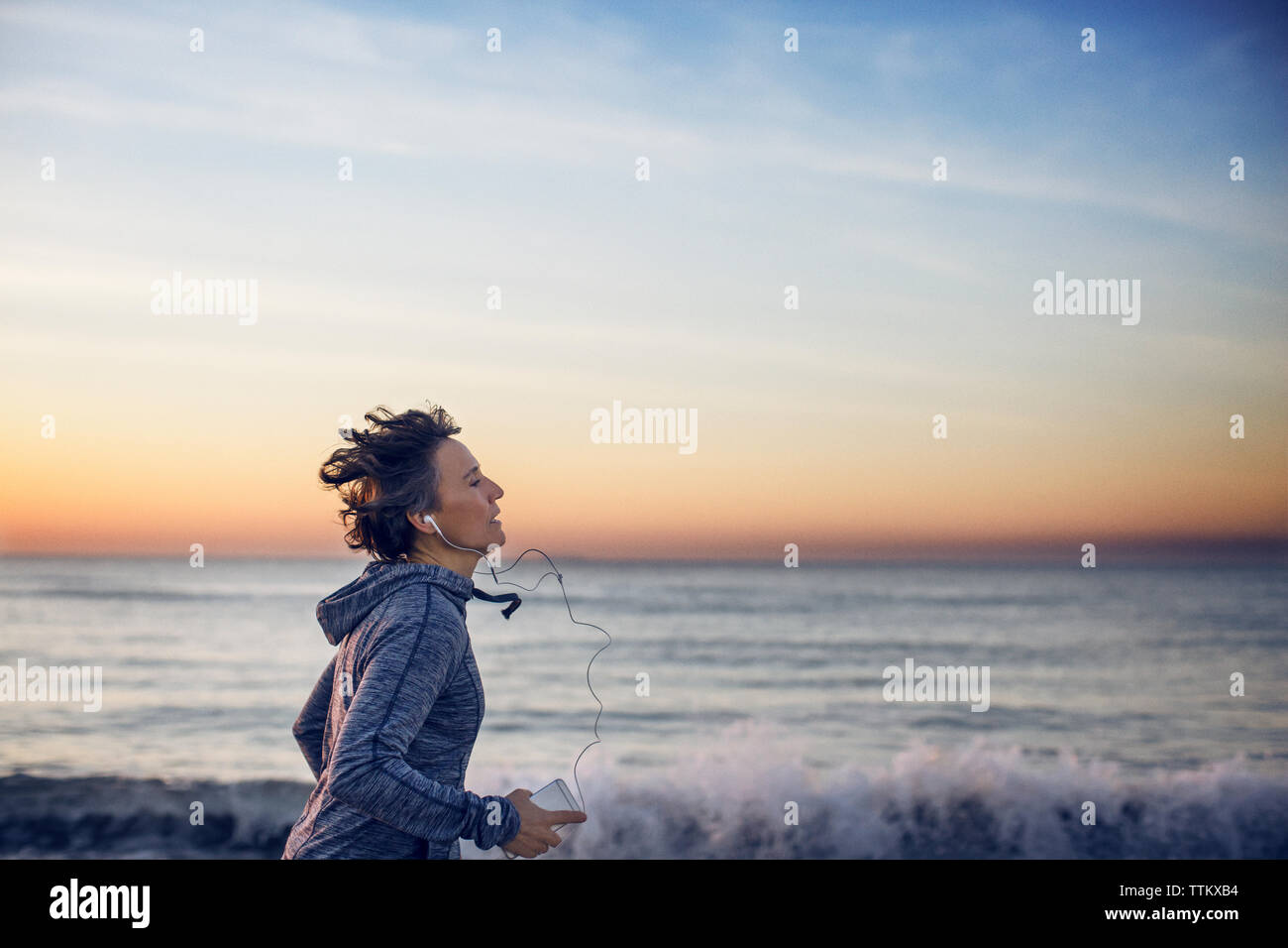 Jogging at beach hi-res stock photography and images - Alamy