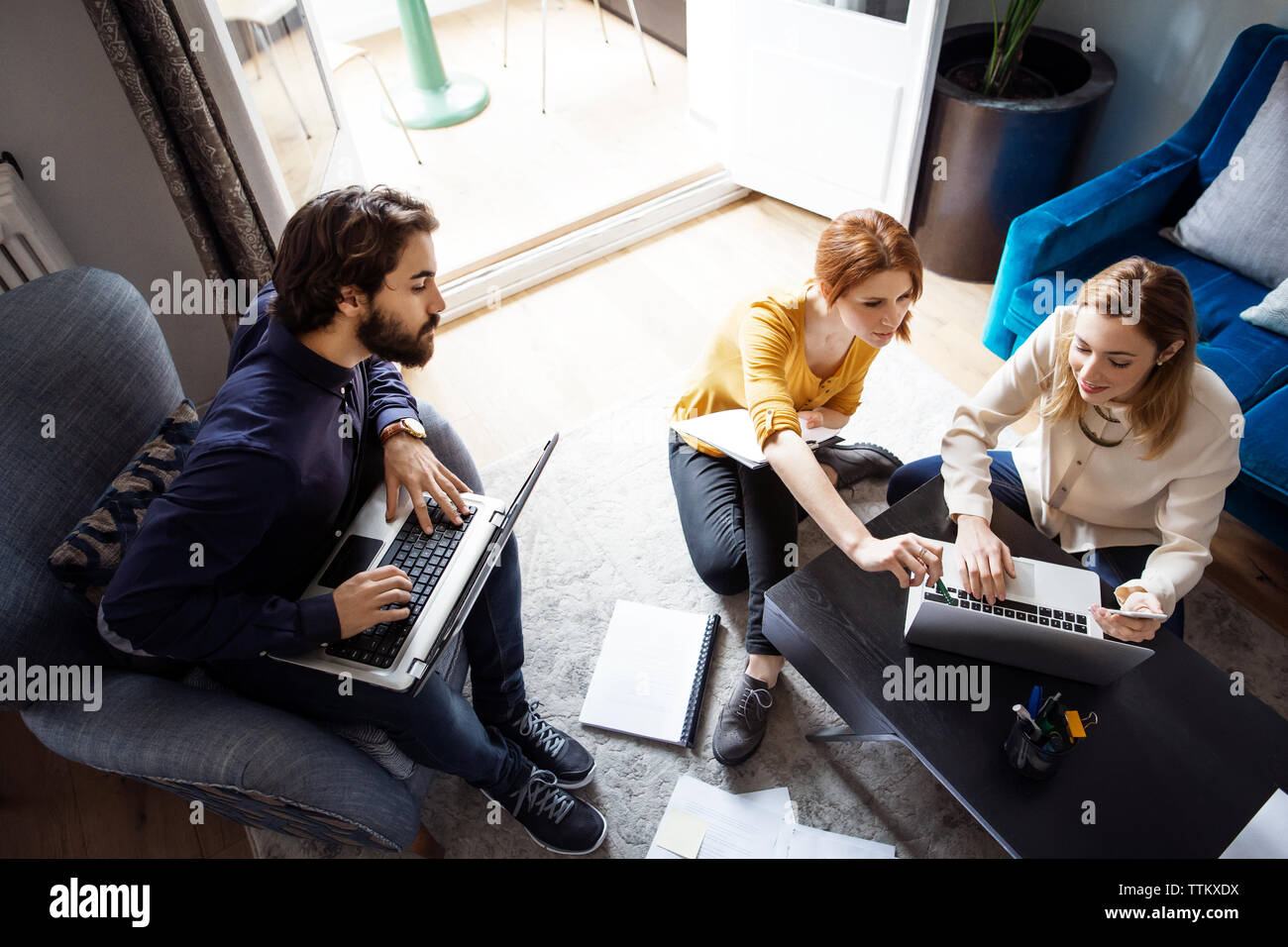 Businesswomen using laptops hi-res stock photography and images - Alamy