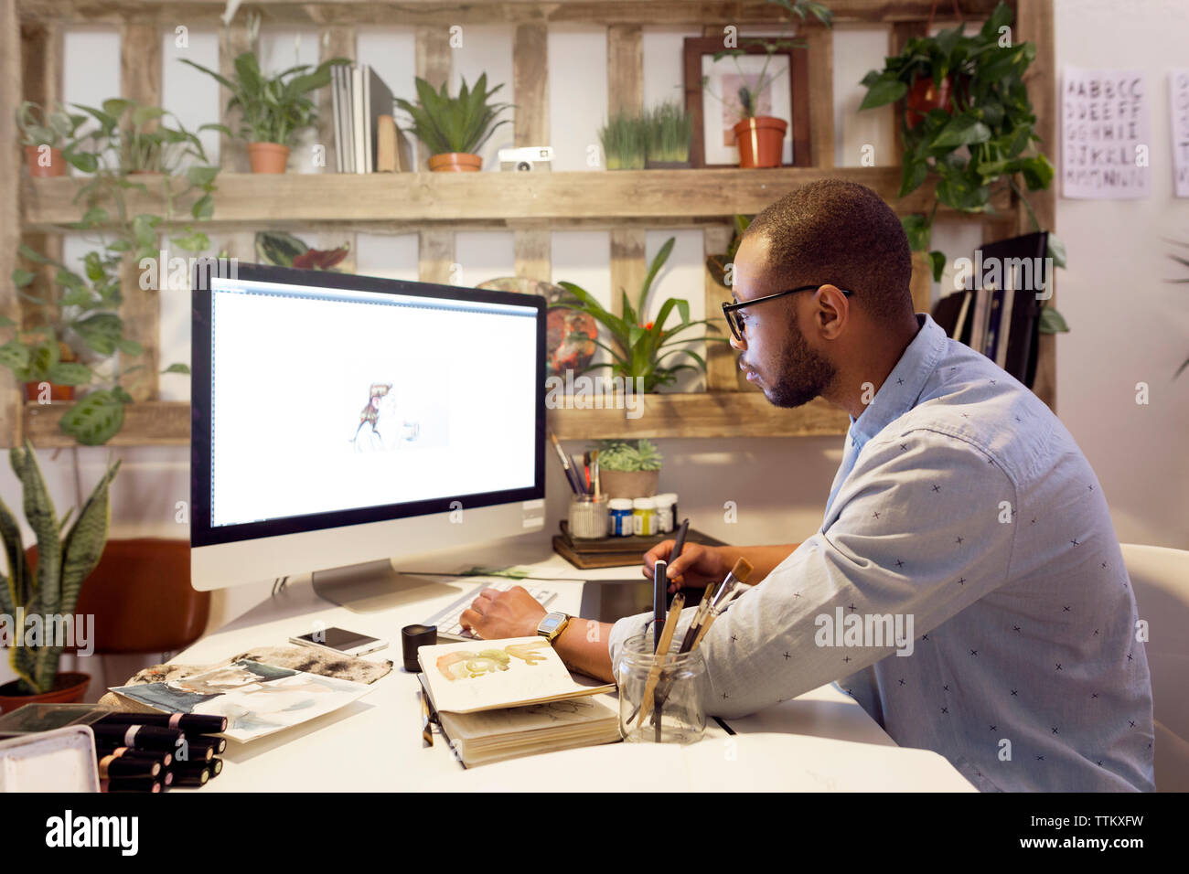 Illustrator computer hi-res stock photography and images - Alamy