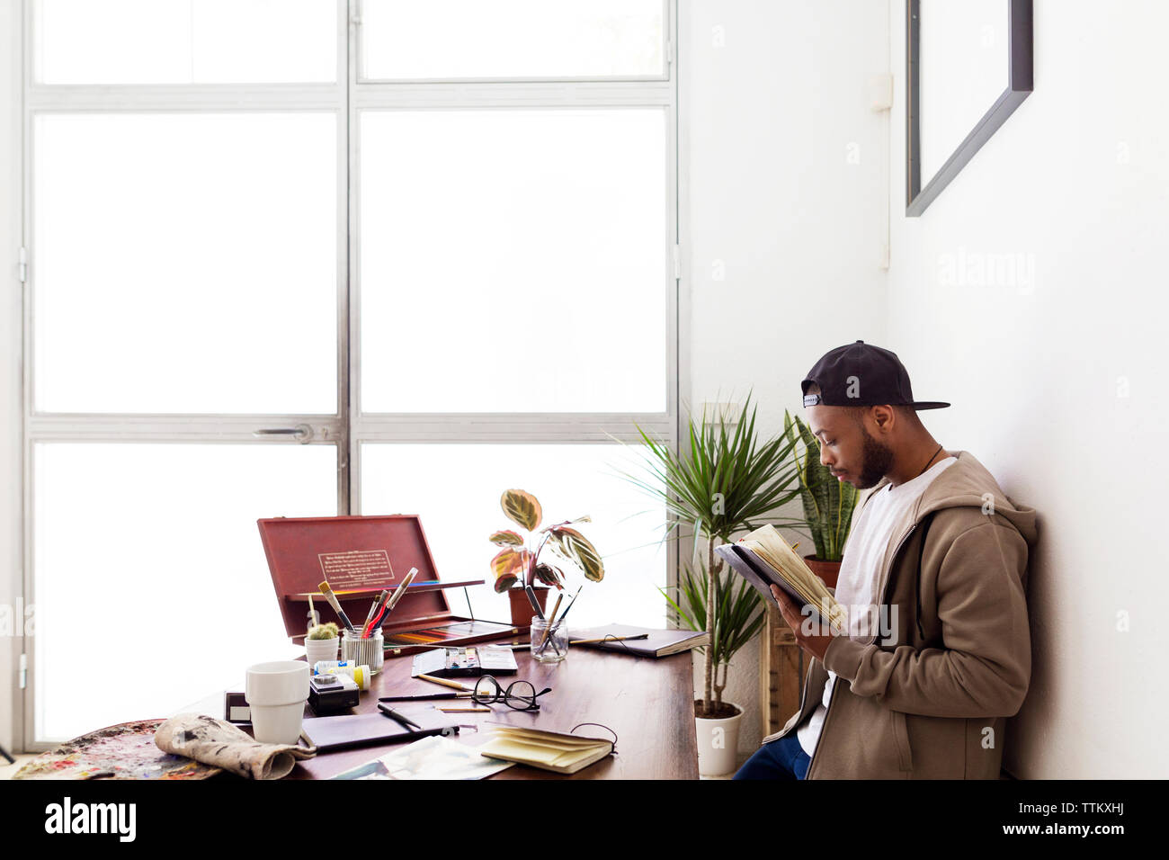 Professional illustrator hi-res stock photography and images - Alamy