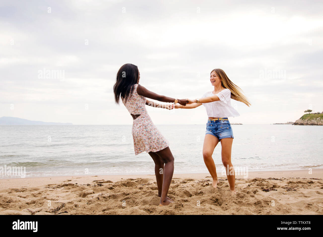 Ring holding hands african hi-res stock photography and images - Alamy
