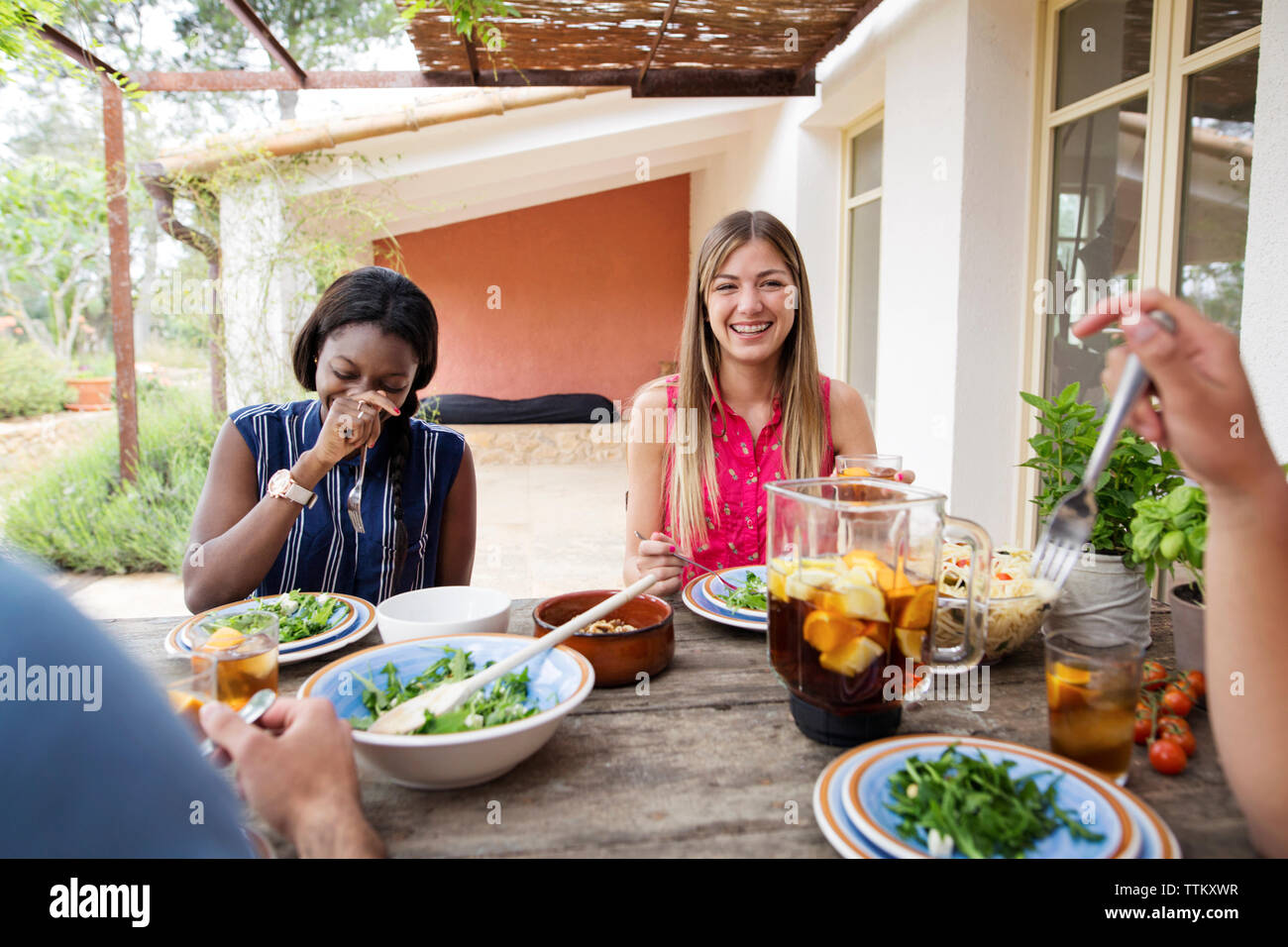 Social lunch table hi-res stock photography and images - Alamy