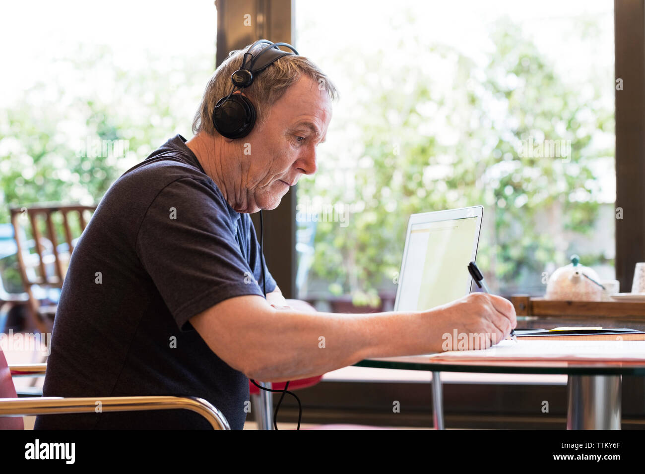 Writing music computer hi-res stock photography and images - Alamy