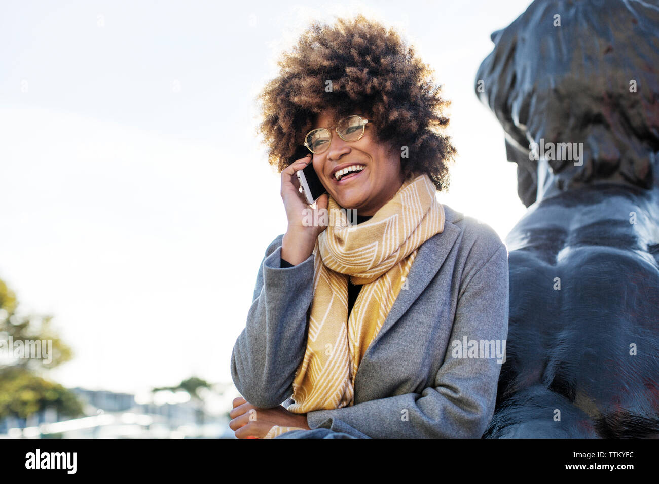 Statue sitting smiling hi-res stock photography and images - Alamy
