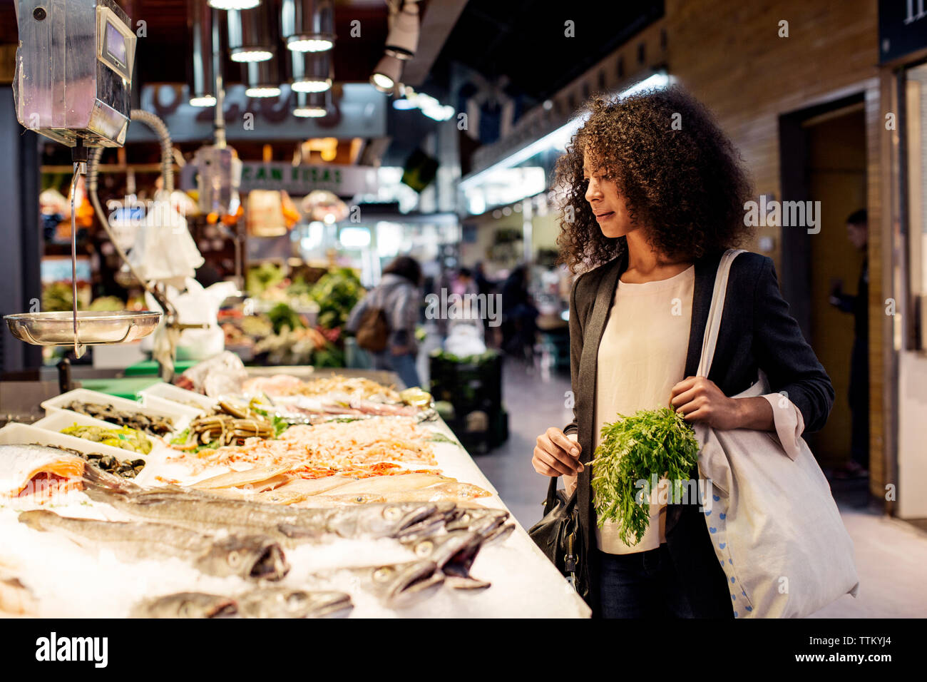 African woman at fish market hi-res stock photography and images - Alamy