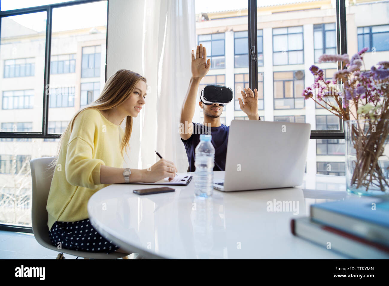 Group of people table mobile hi-res stock photography and images - Alamy