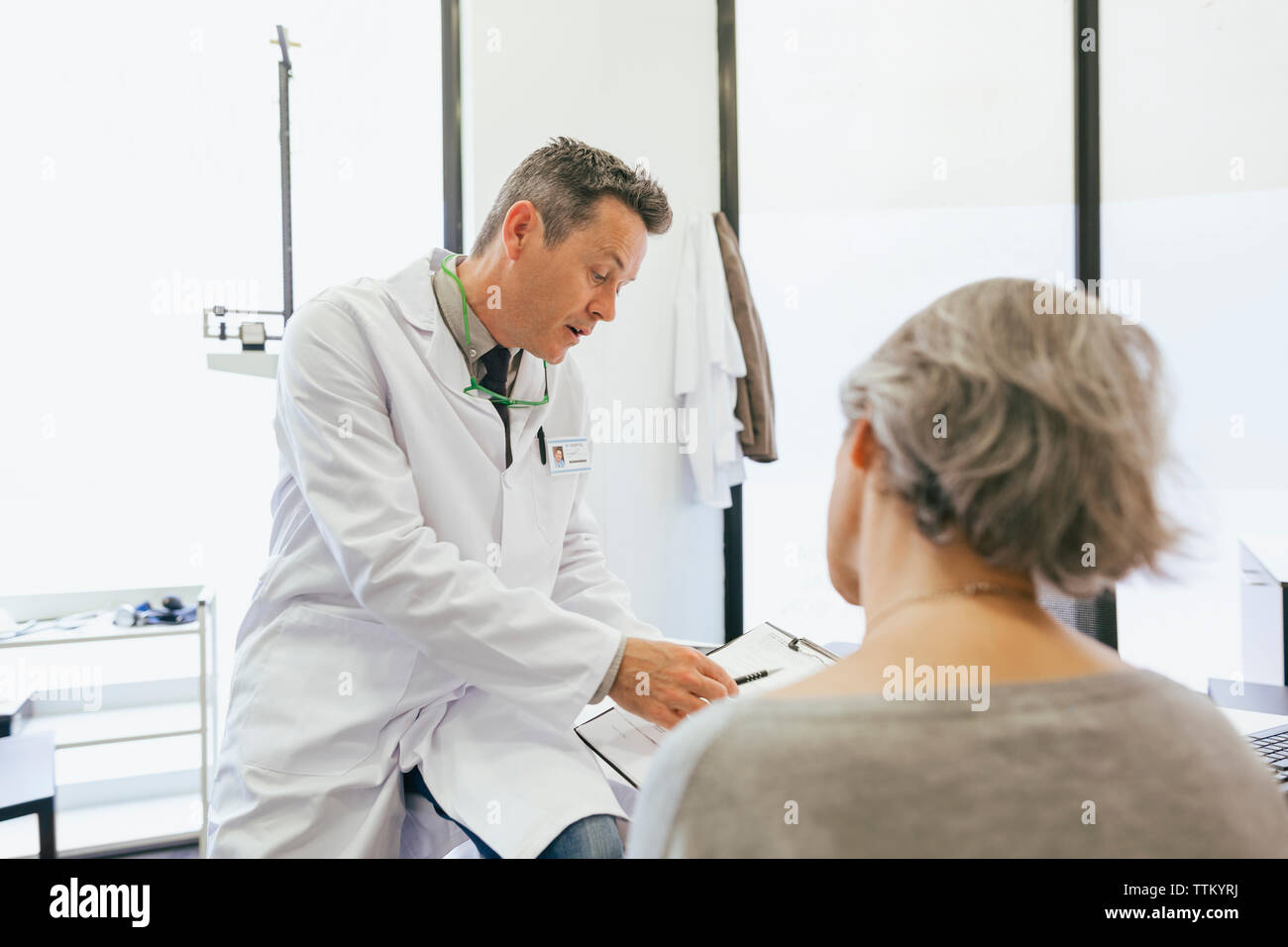 Doctor looking woman hi-res stock photography and images - Alamy