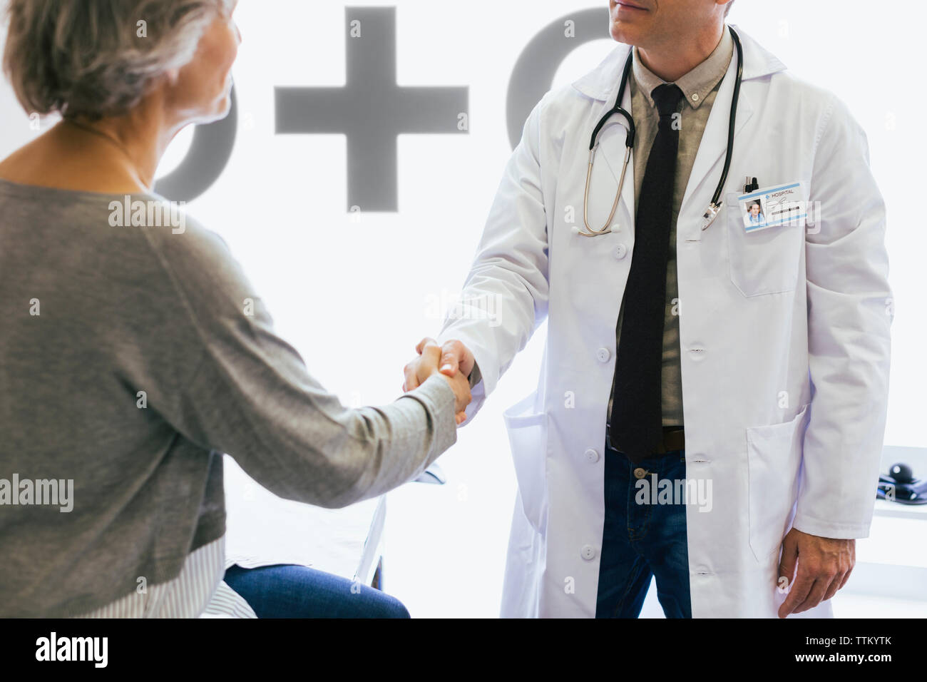 Doctor patient holding hands hi-res stock photography and images - Alamy