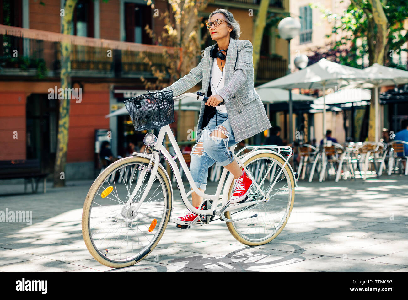 50 woman bicycle hi-res stock photography and images - Alamy