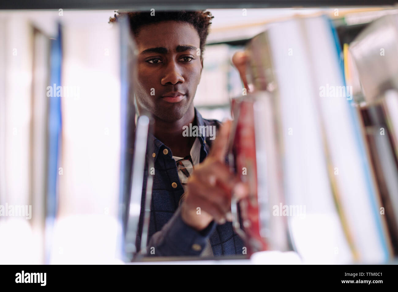 Books on shelf library hi-res stock photography and images - Alamy