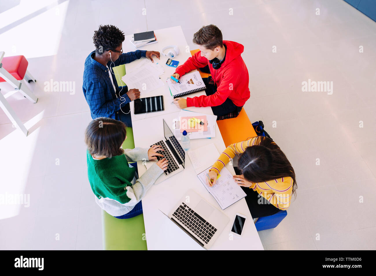 Library tables hi-res stock photography and images - Alamy