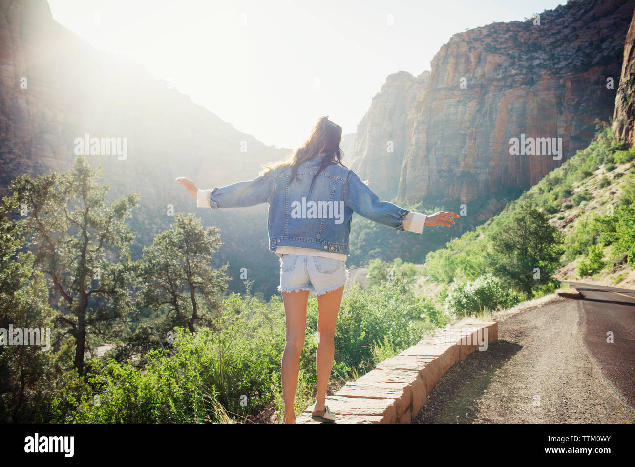 Street retaining wall hi-res stock photography and images - Alamy