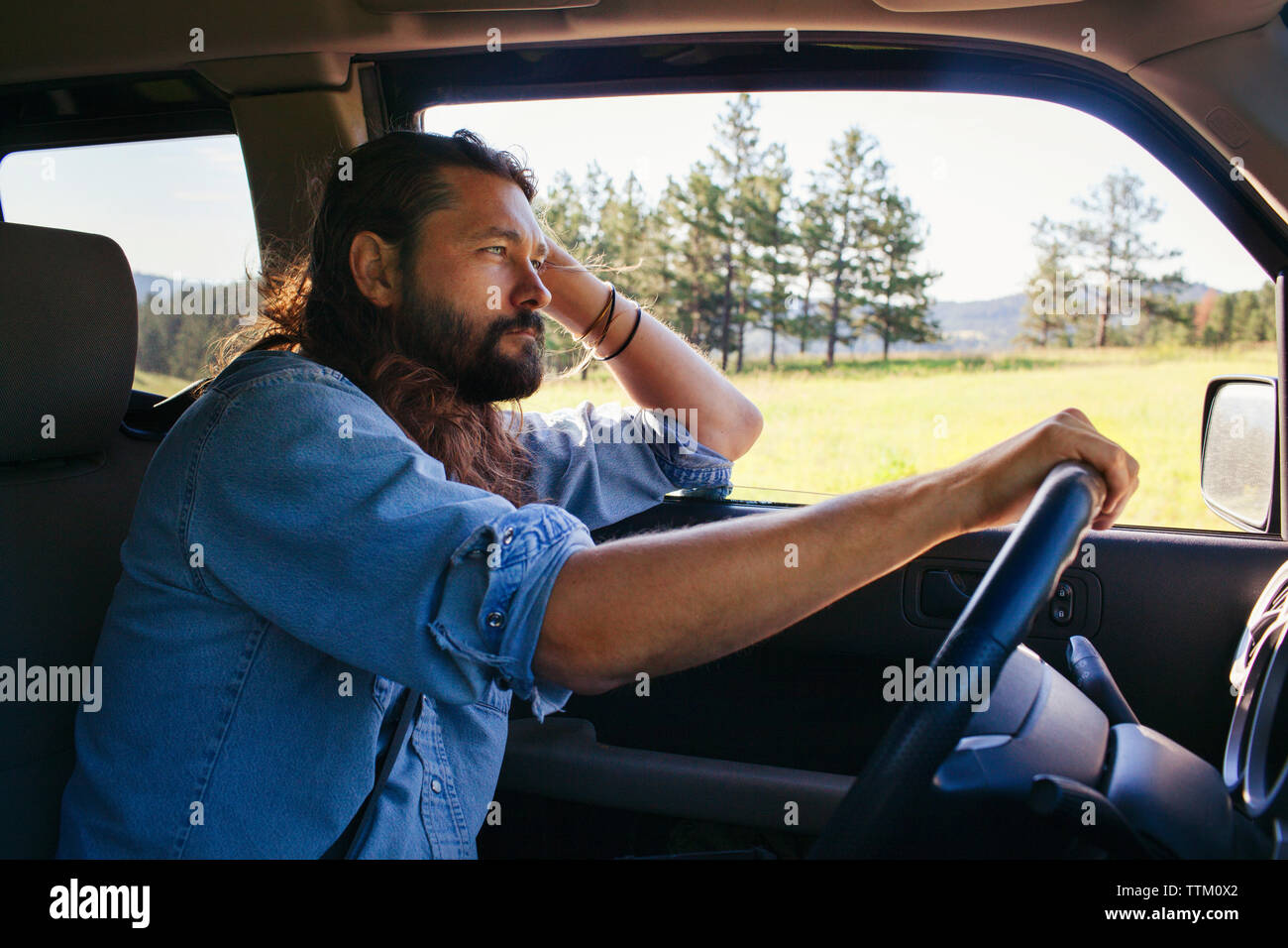 Person in car driving away hi-res stock photography and images - Alamy