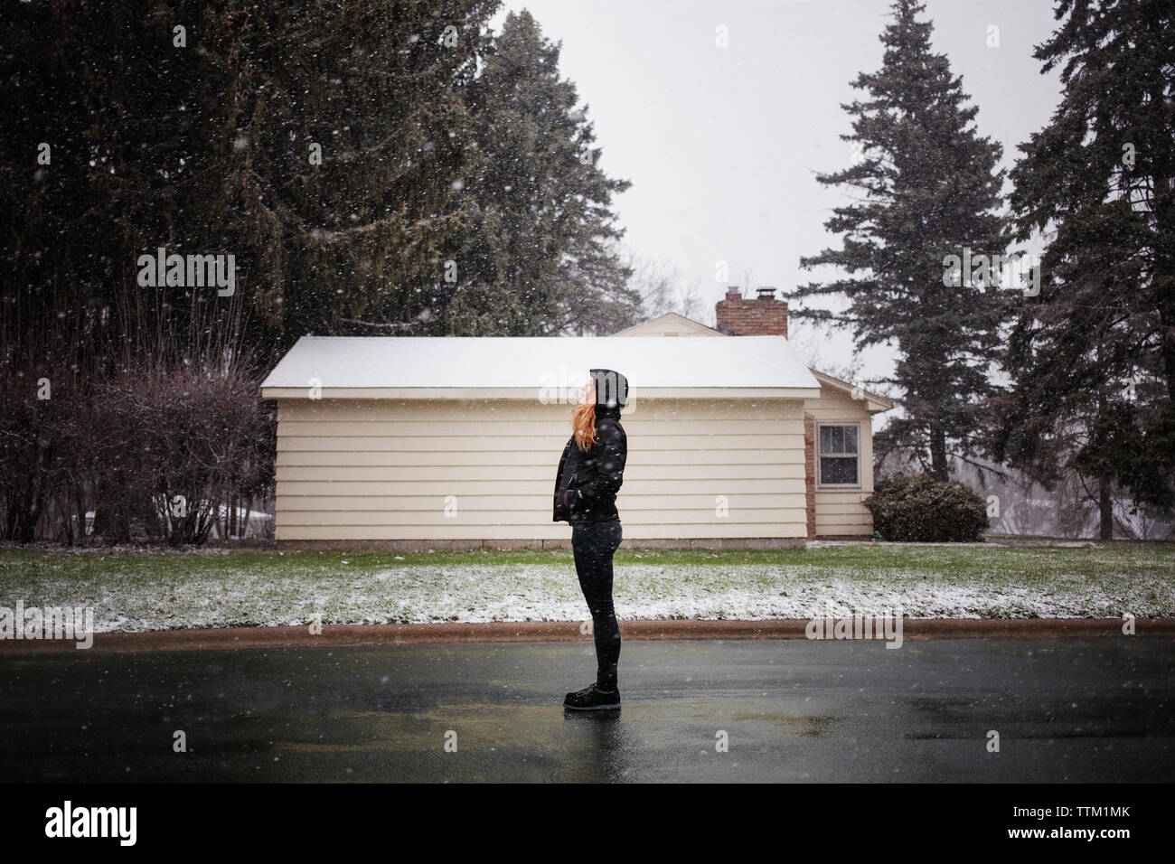 Woman standing cold outdoors street hi-res stock photography and images ...