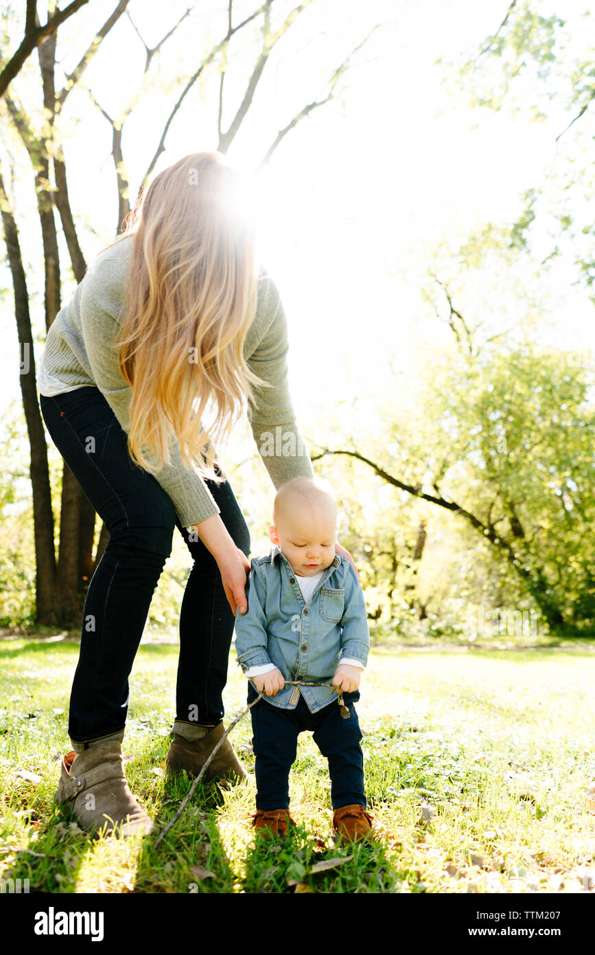 Mom helps baby walk hi-res stock photography and images - Alamy