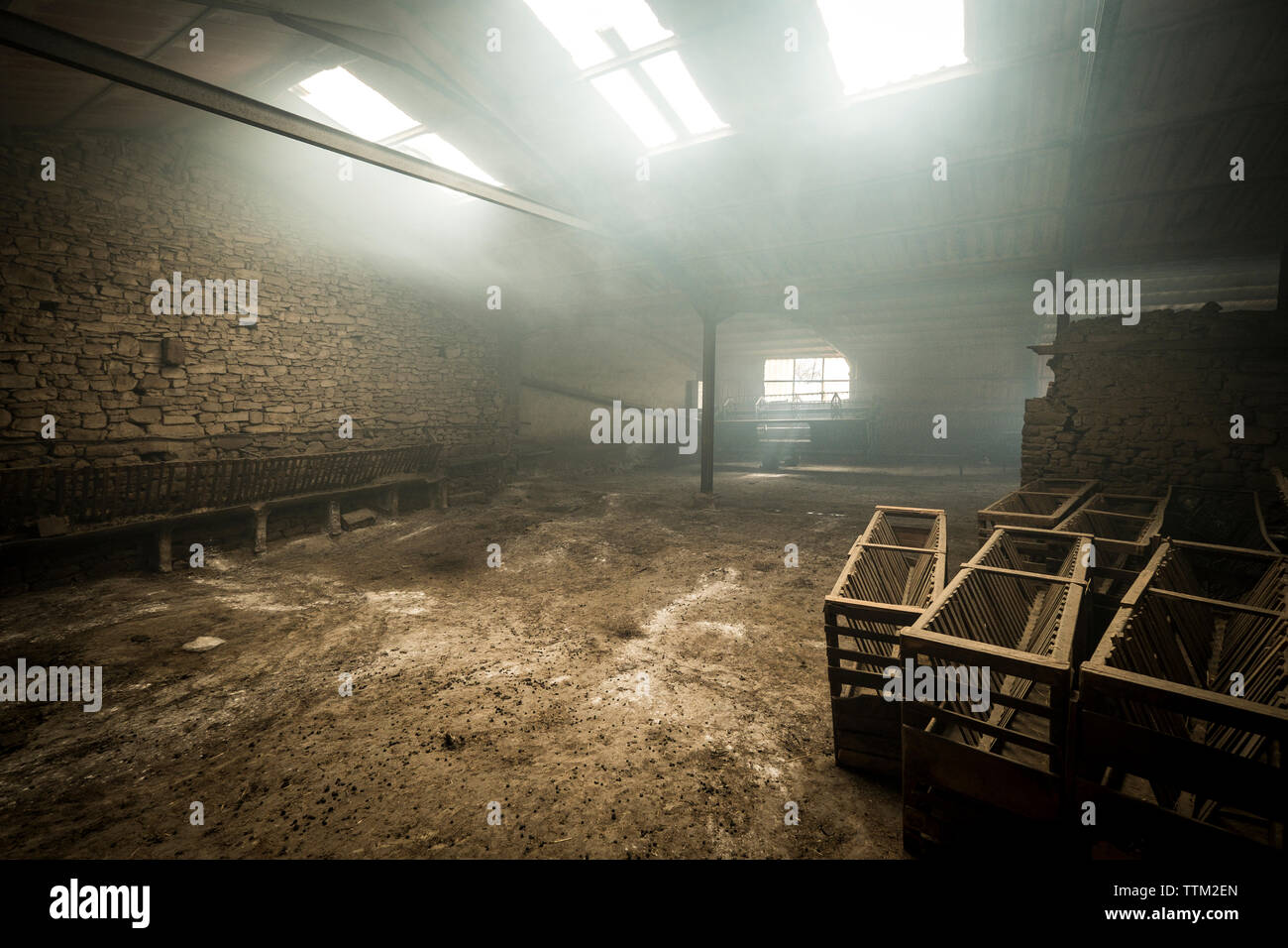 Messy barn hi-res stock photography and images - Alamy