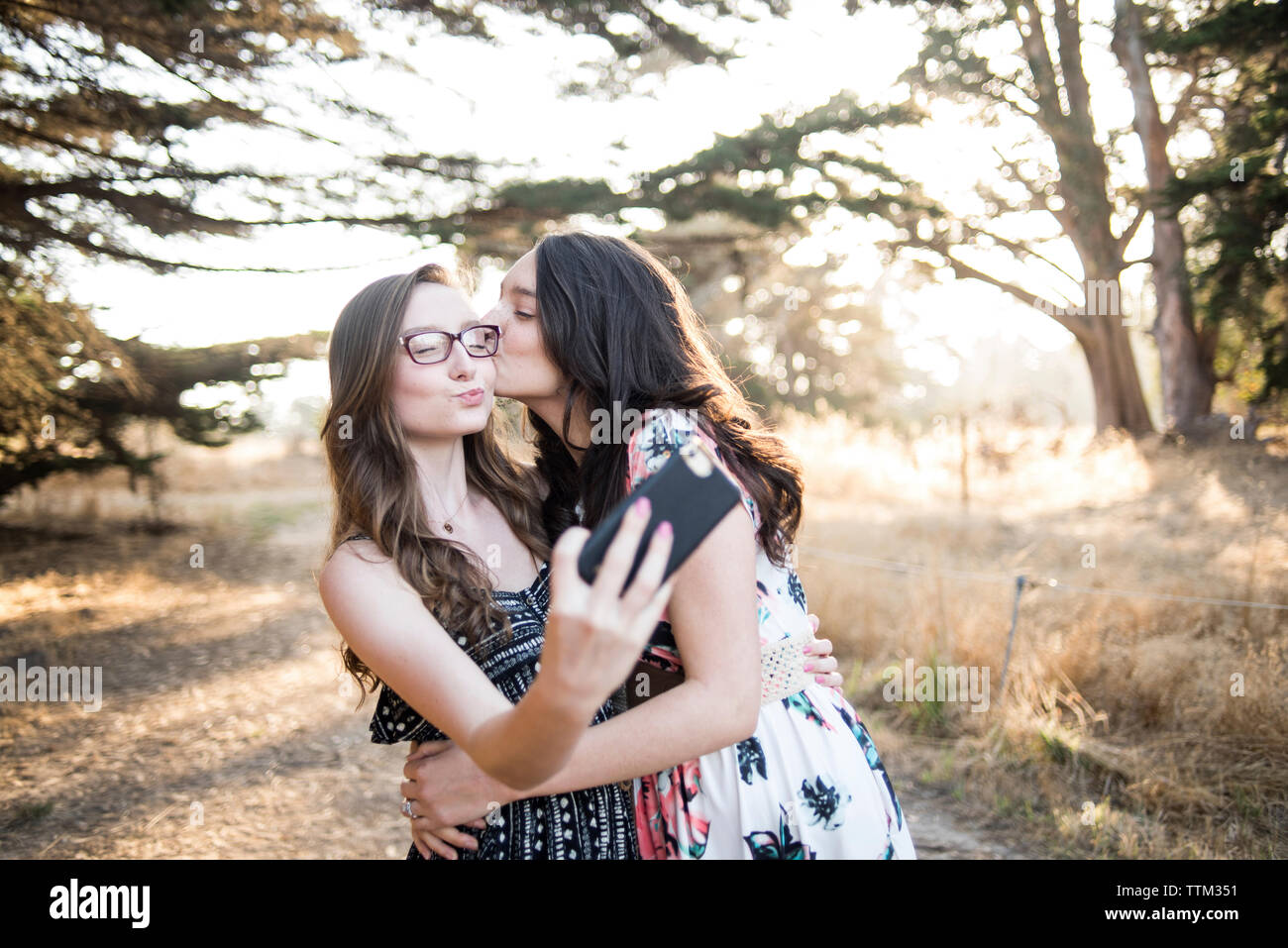 Two young sisters kissing hi-res stock photography and images - Alamy