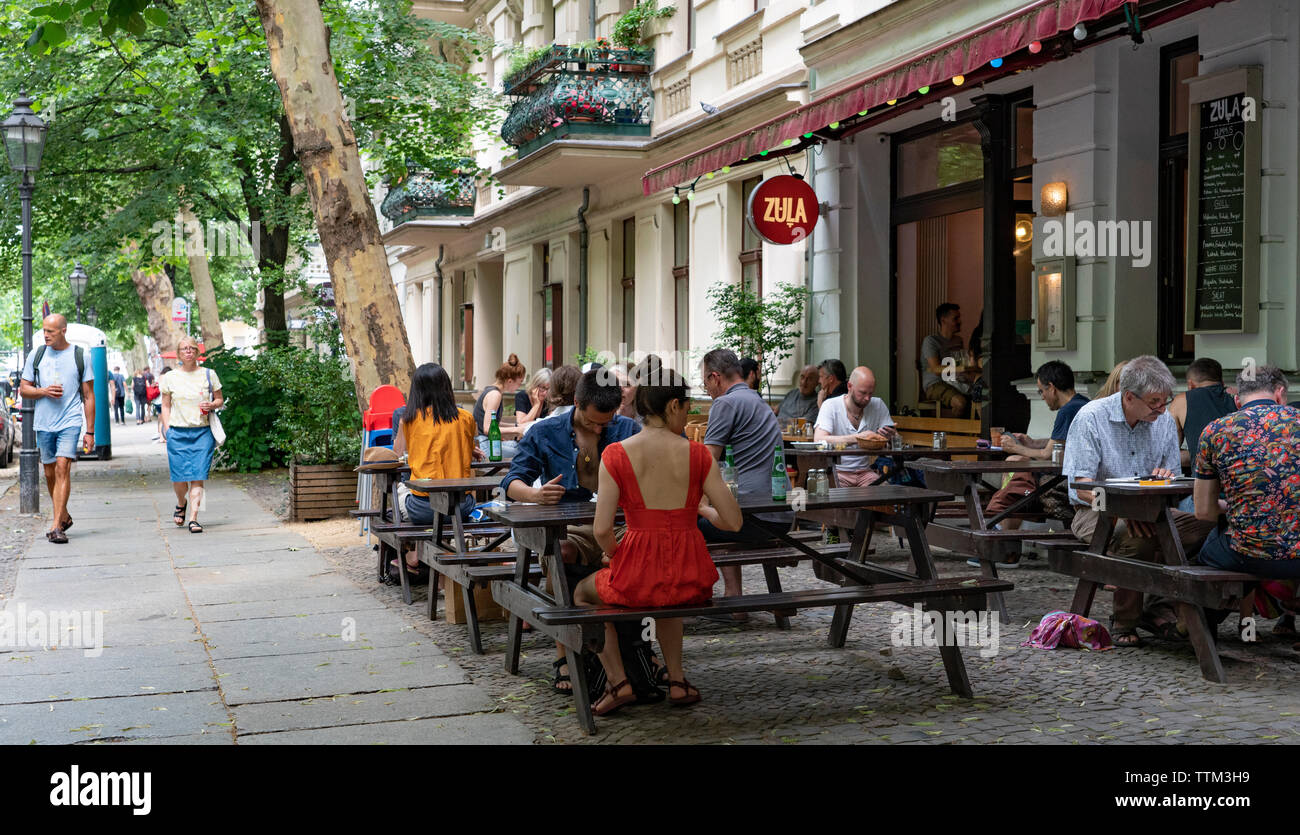 Busy cafe Zula in summer in Prenzlauer Berg in Berlin, Germany Stock ...