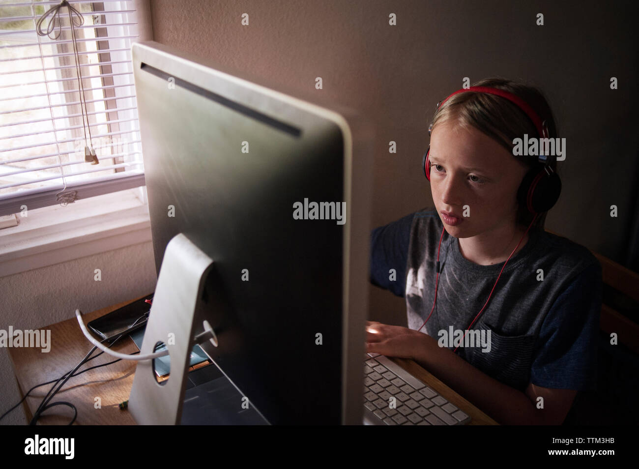 Boy at desk hi-res stock photography and images - Alamy