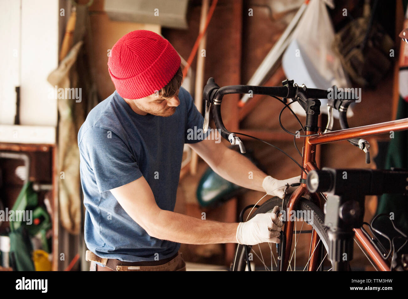 Installing shop hi-res stock photography and images - Alamy