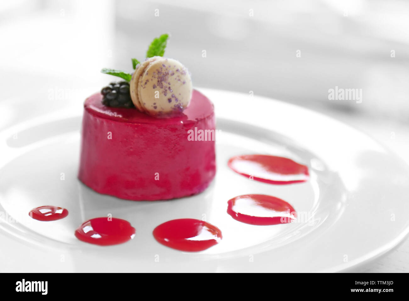 Mini macaron hi-res stock photography and images - Alamy