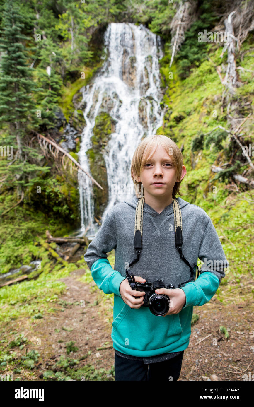 Boy falling water hi-res stock photography and images - Alamy