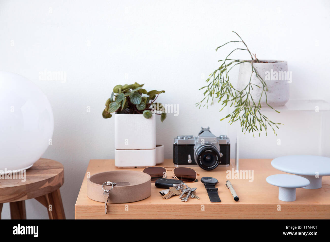 Large white table hi-res stock photography and images - Alamy