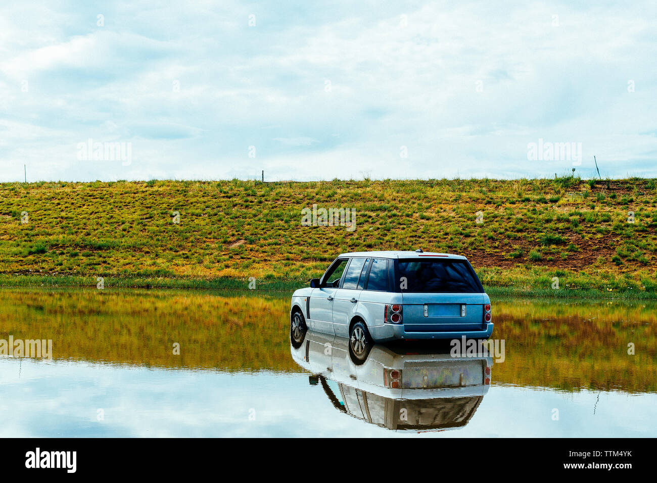 Car at lake hi-res stock photography and images - Alamy