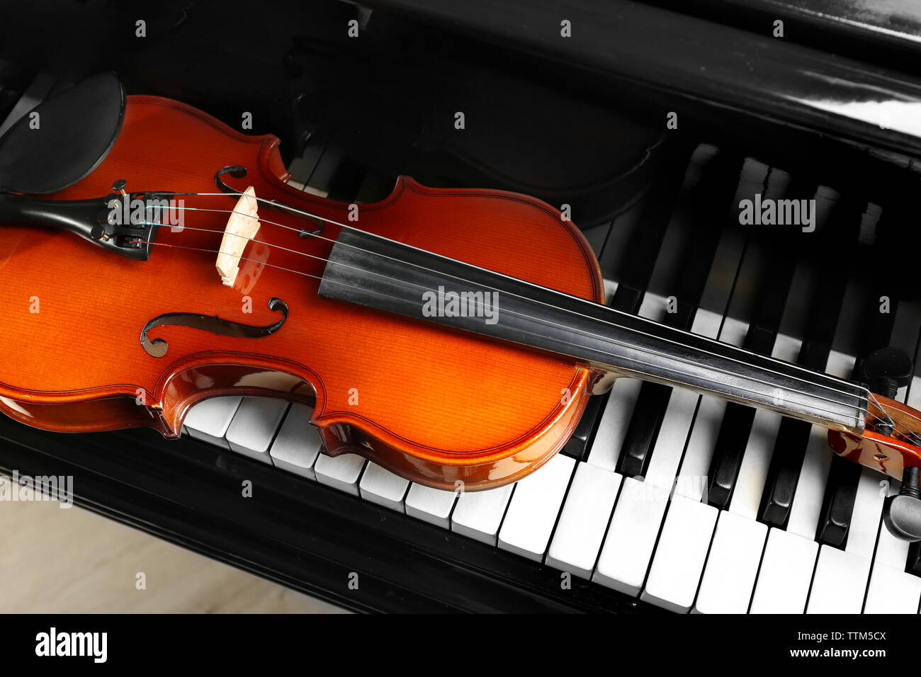 Violin on piano keys, closeup Stock Photo - Alamy