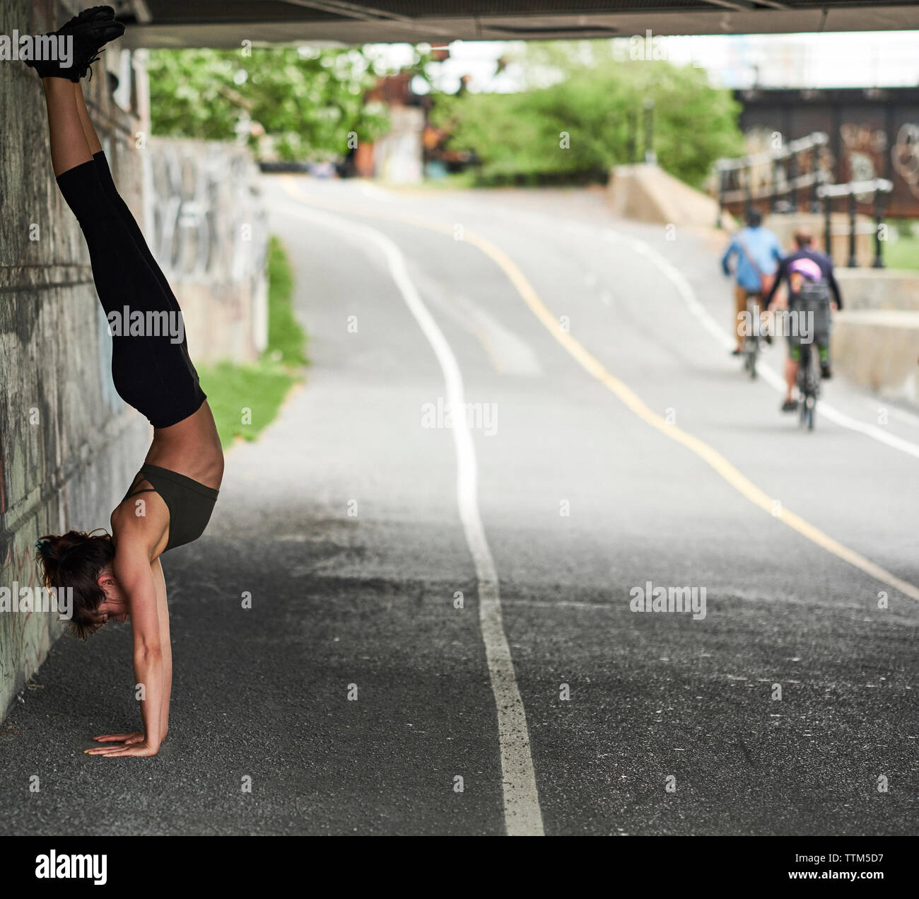 Handstand against wall hi-res stock photography and images - Alamy