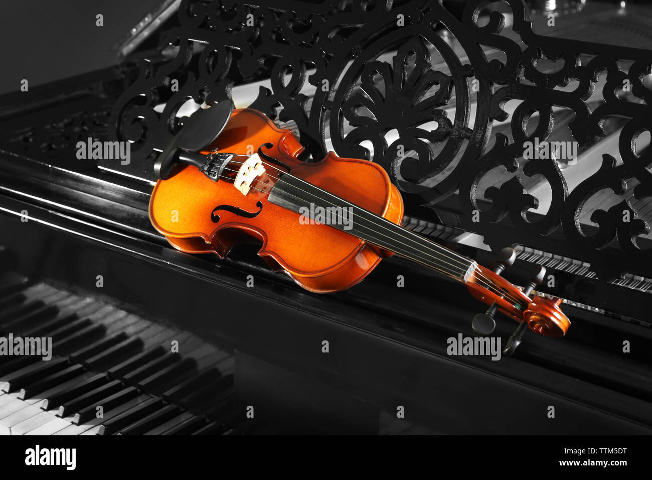 Violin on piano Stock Photo - Alamy
