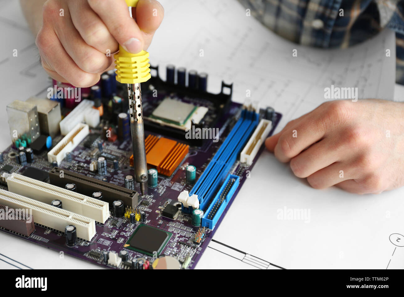 Man hands repair computer parts Stock Photo - Alamy