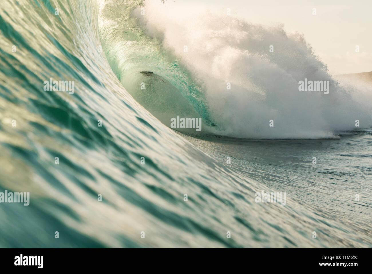 Water waves in sunset sunlight hi-res stock photography and images - Alamy