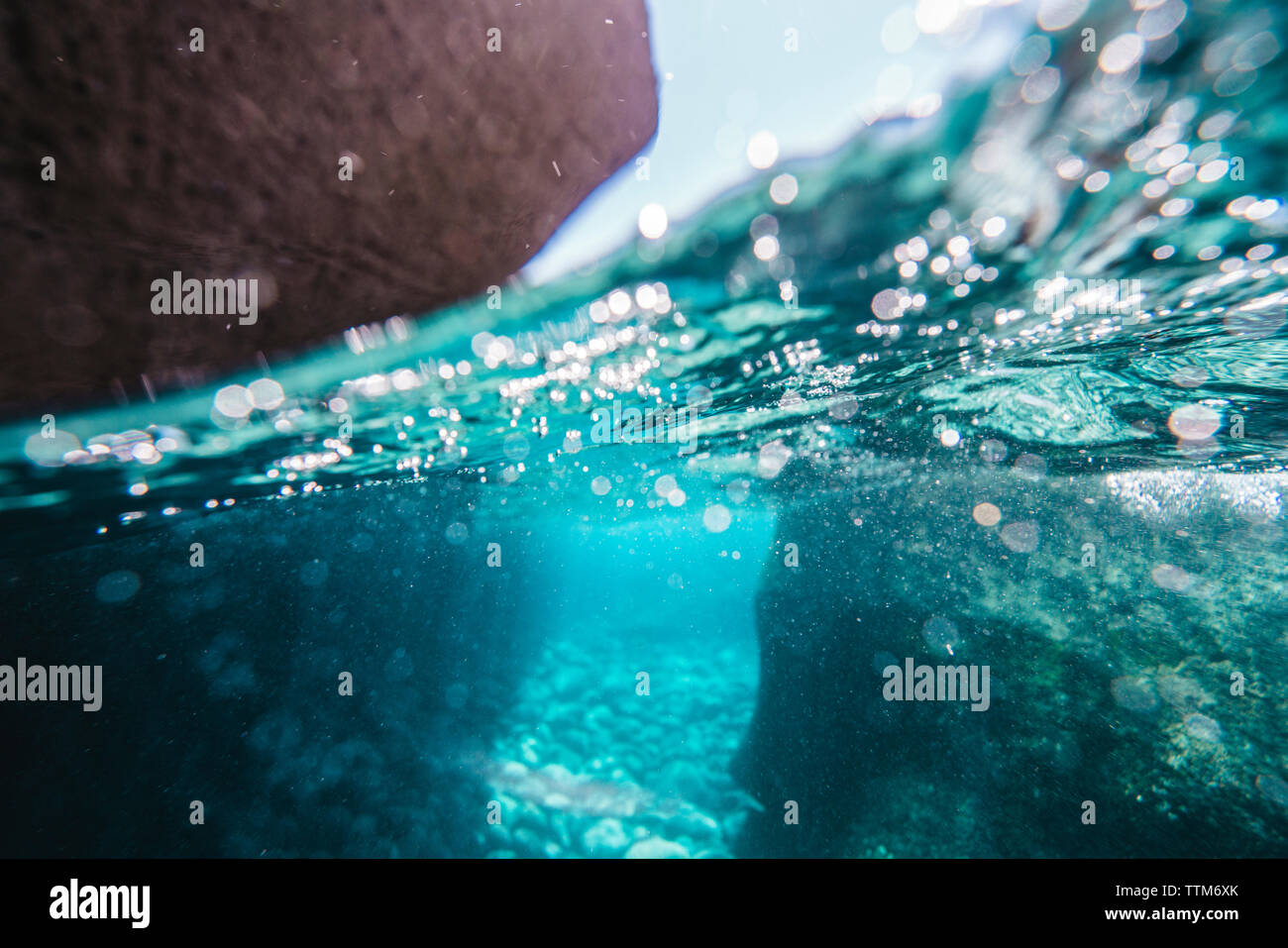 Rocks underwater hi-res stock photography and images - Alamy