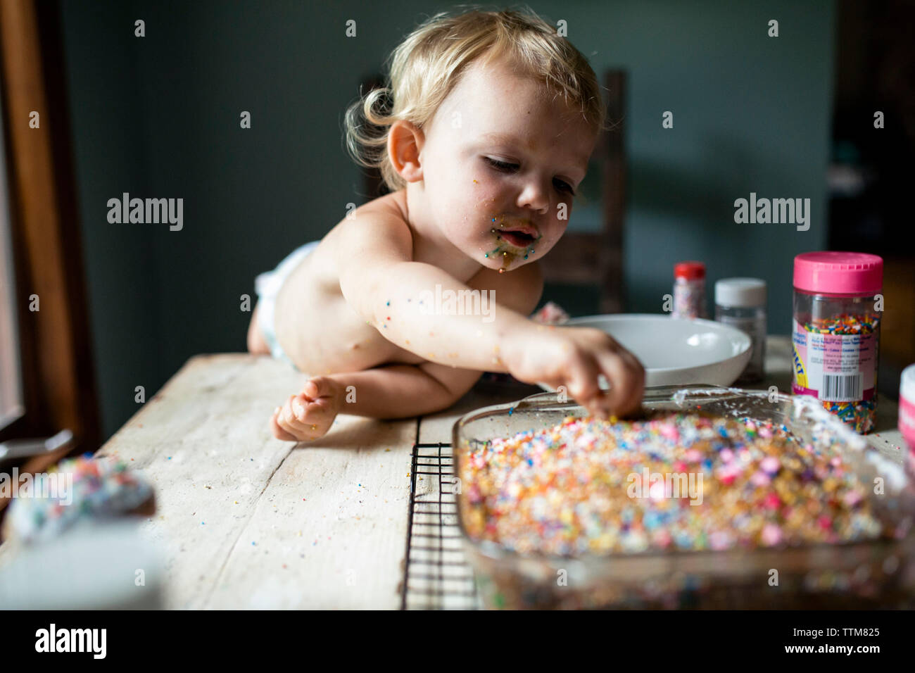 Child eating messy cake hi-res stock photography and images - Alamy