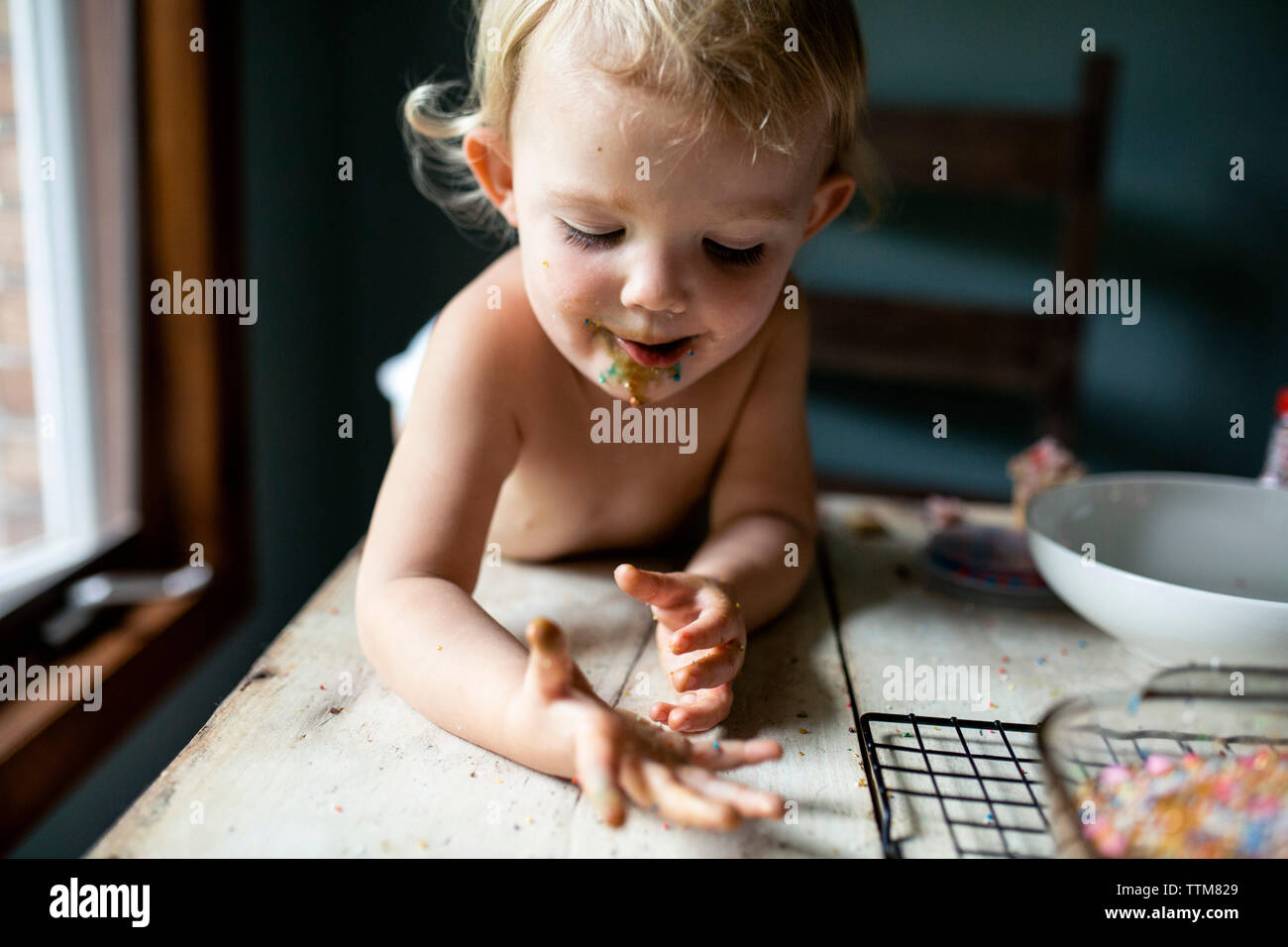 Happy toddler girl with messy sticky face and hands Stock Photo - Alamy